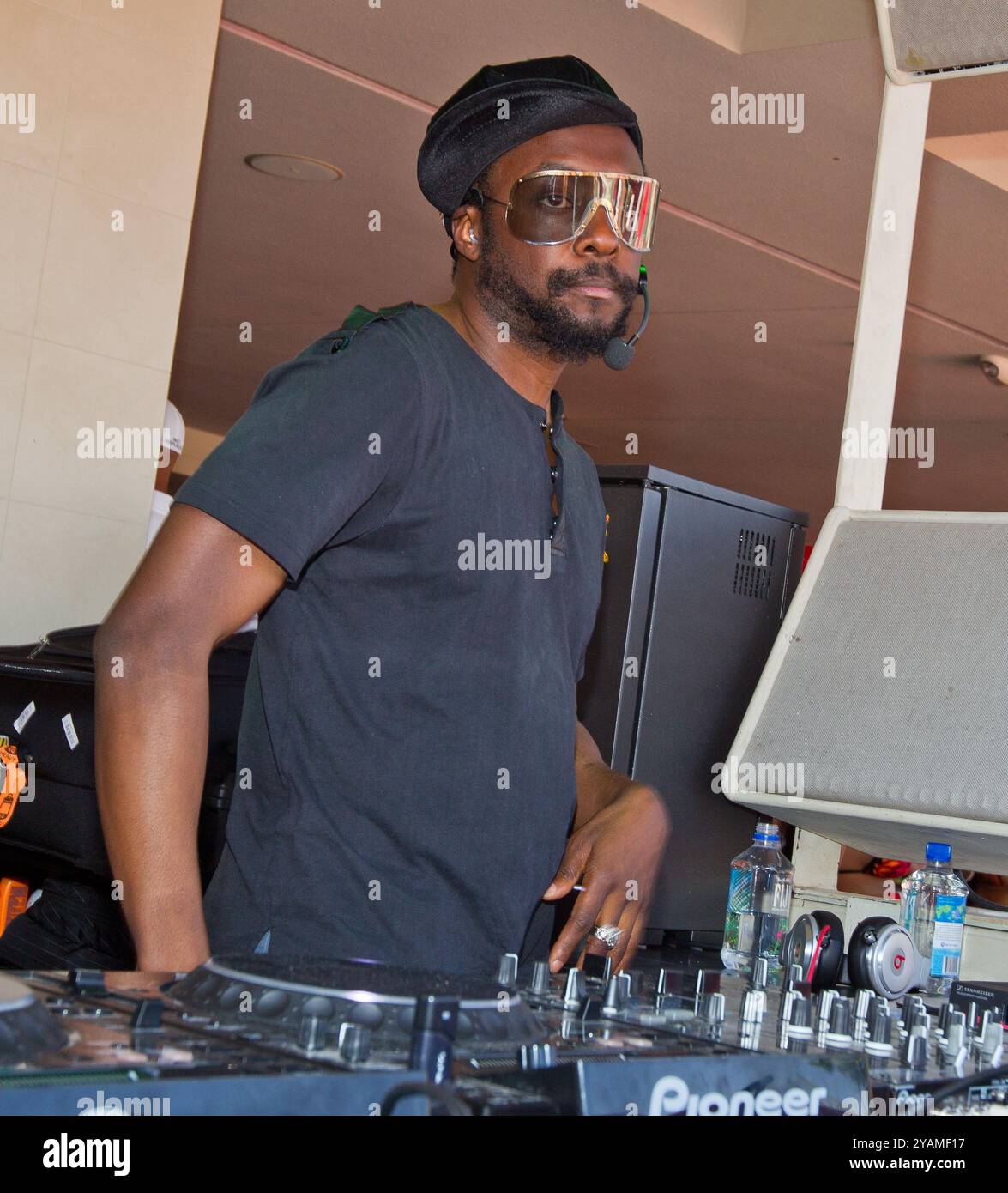 Pool party dj hi-res stock photography and images - Alamy