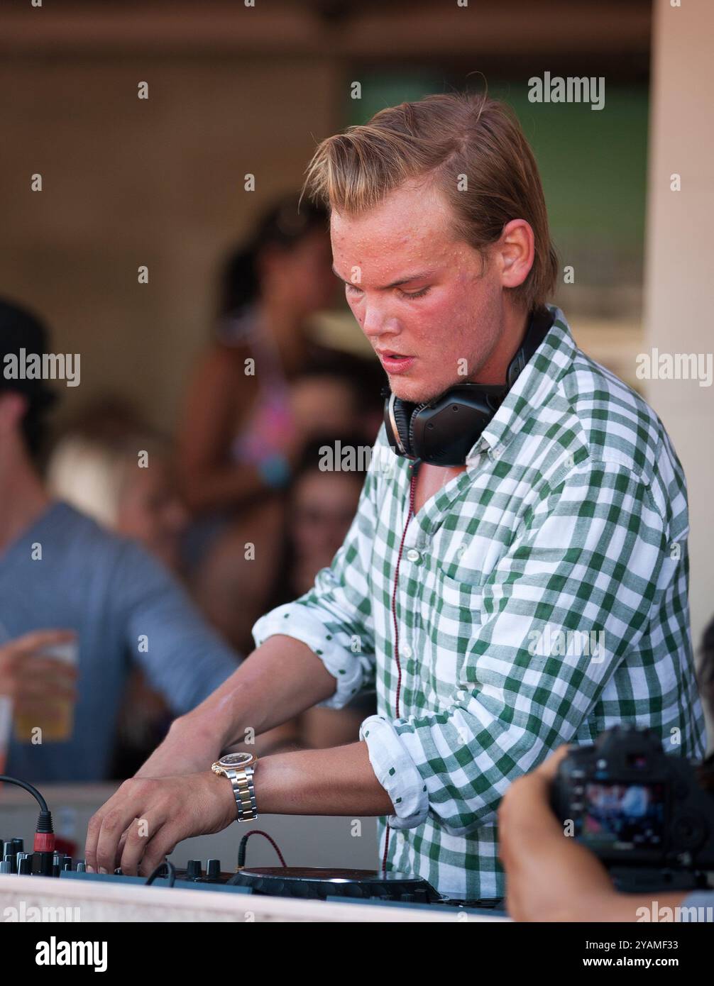 Avicii performs at F*** Me I'm Famous! Pool Party for Labor Day Weekend ...