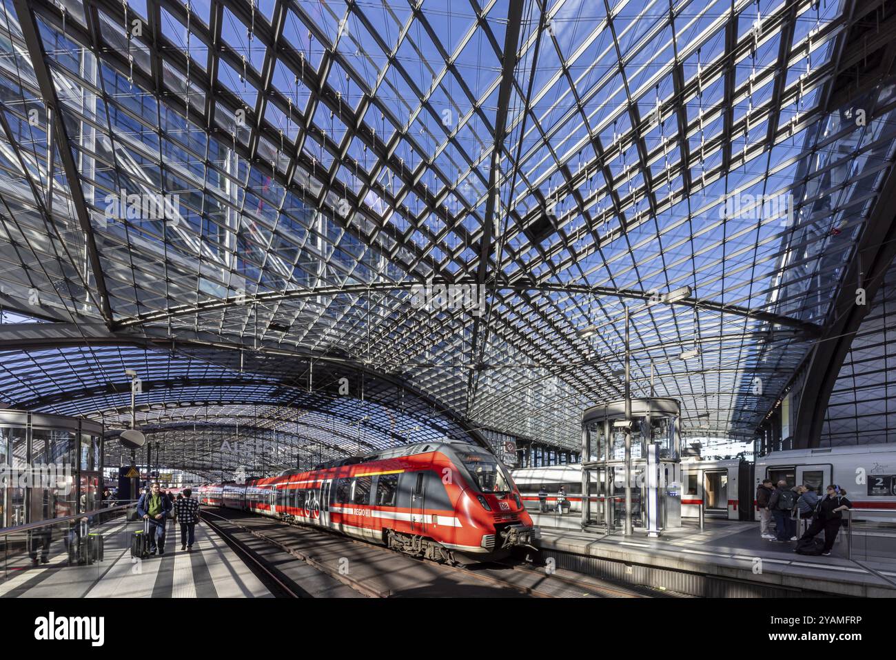 Central station, pillarless glass roof construction above the platforms ...