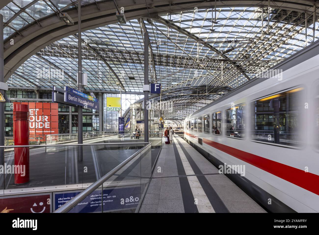 Central station, pillarless glass roof construction above the platforms ...
