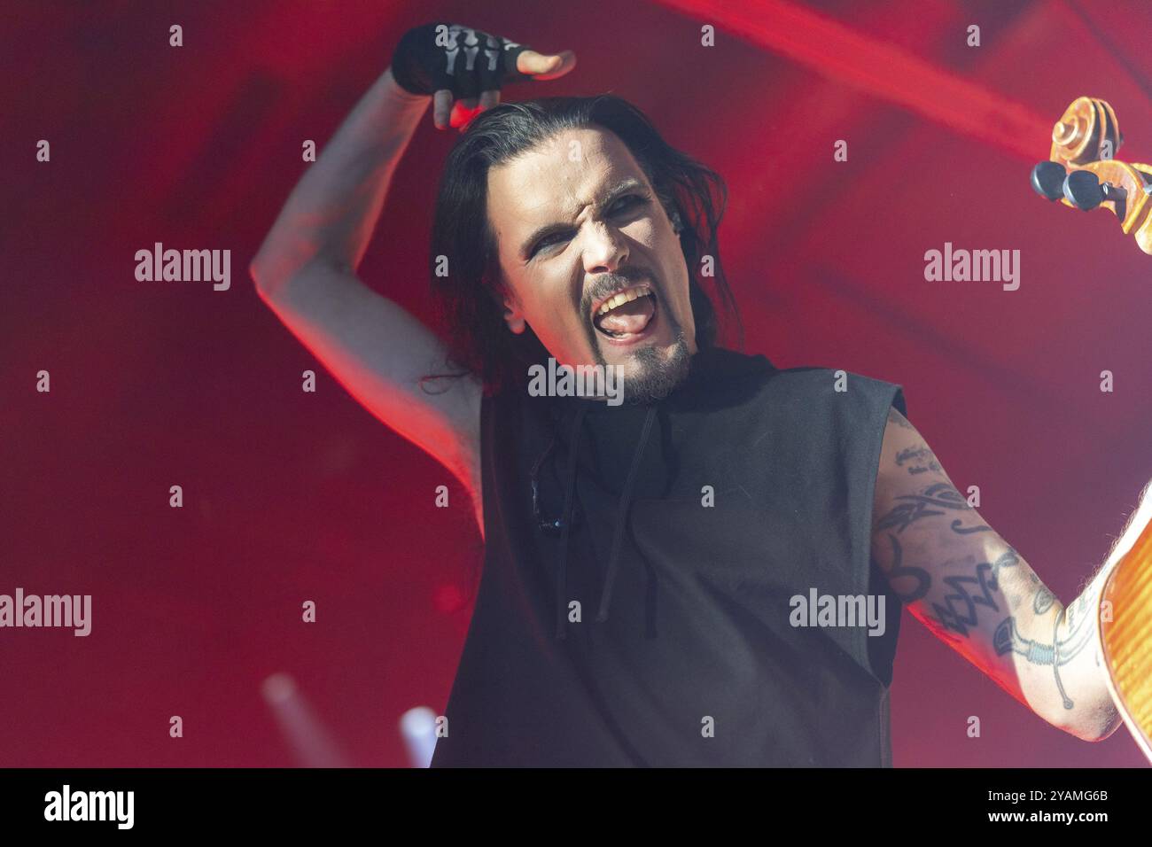 Perttu Kivilaakso from Apocalyptica live on Plays Metallica Vol.2 Tour ...