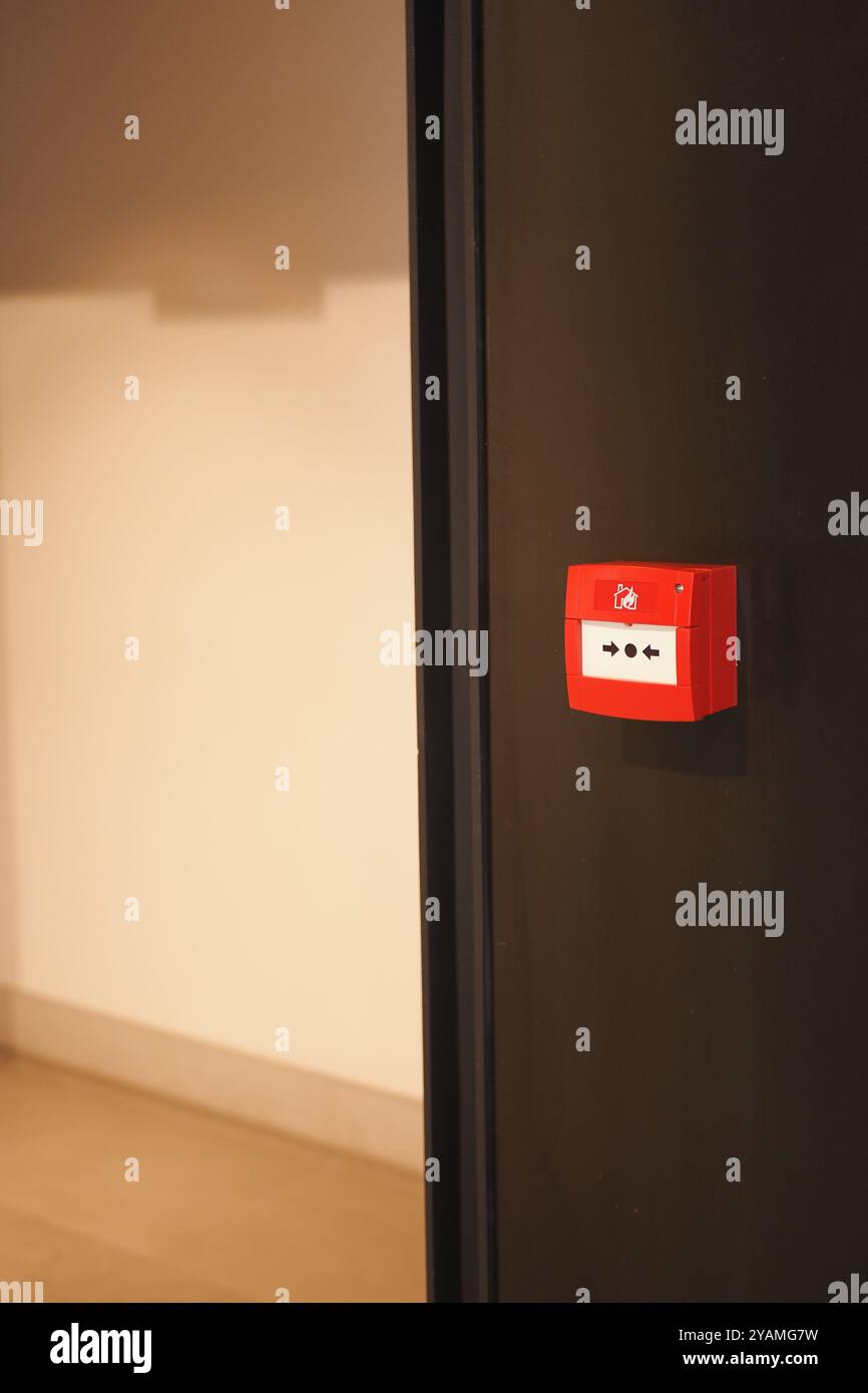 Red fire alarm button on wall Stock Photo - Alamy