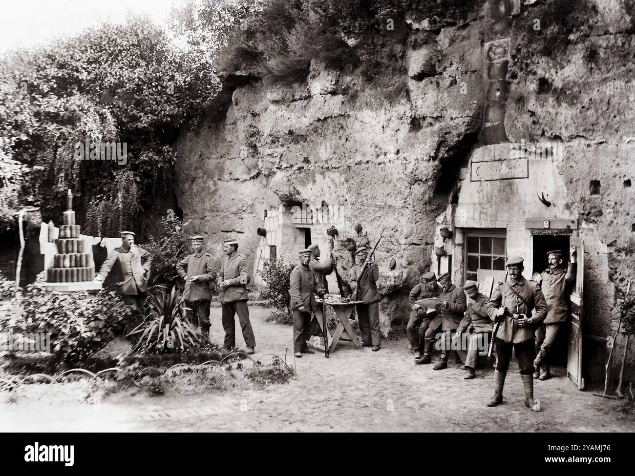 Soldiers in bunker hi-res stock photography and images - Alamy