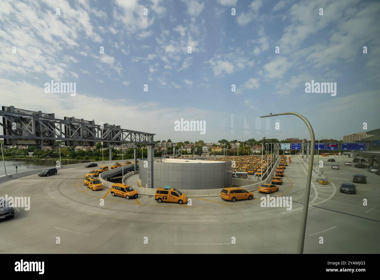 Car waiting line hi-res stock photography and images - Alamy