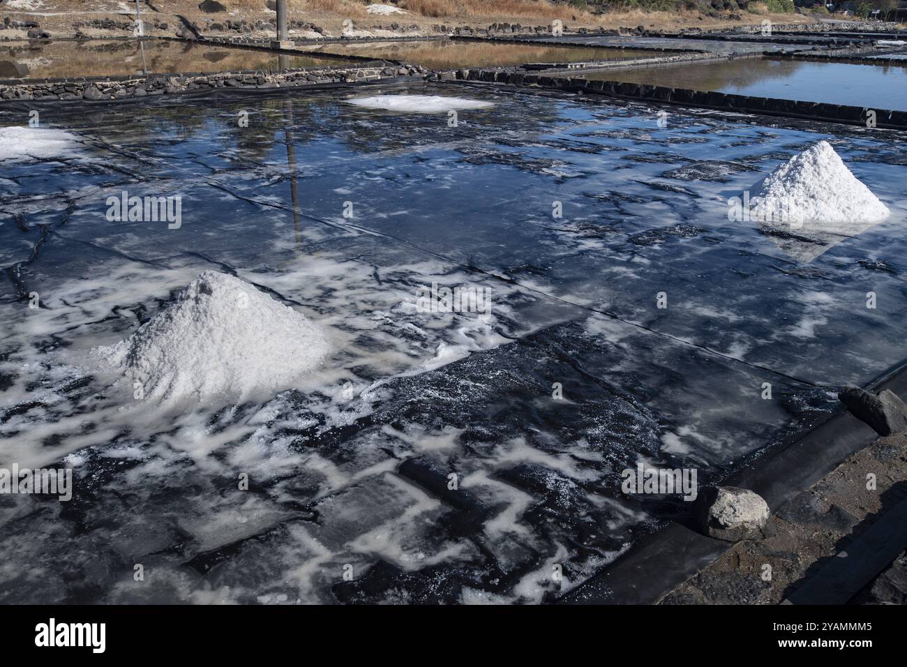 Salt production, sea salt through evaporation, Yemen salt works ...