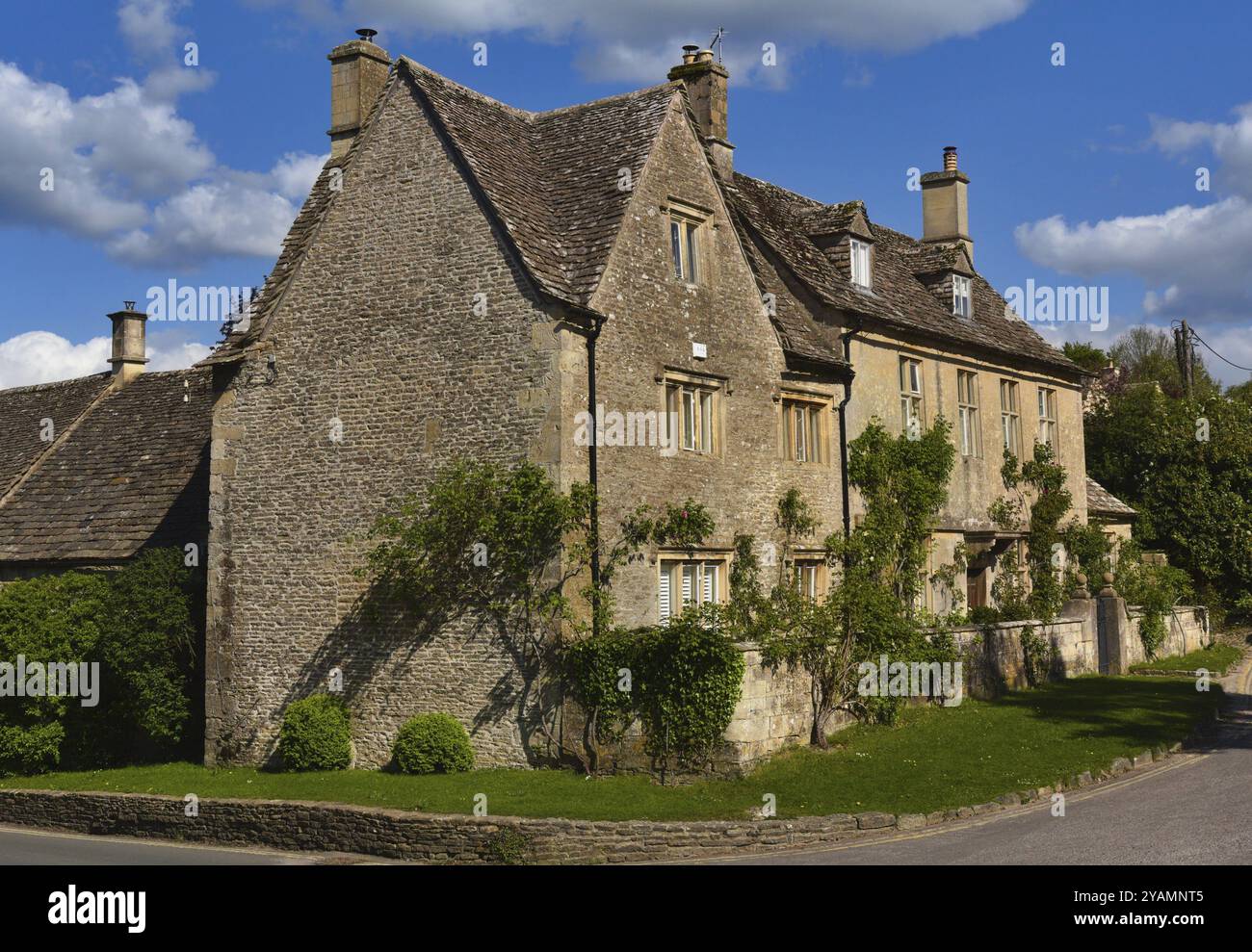 A beautiful old English cottage in Bibury in the Cotswolds overgrown ...