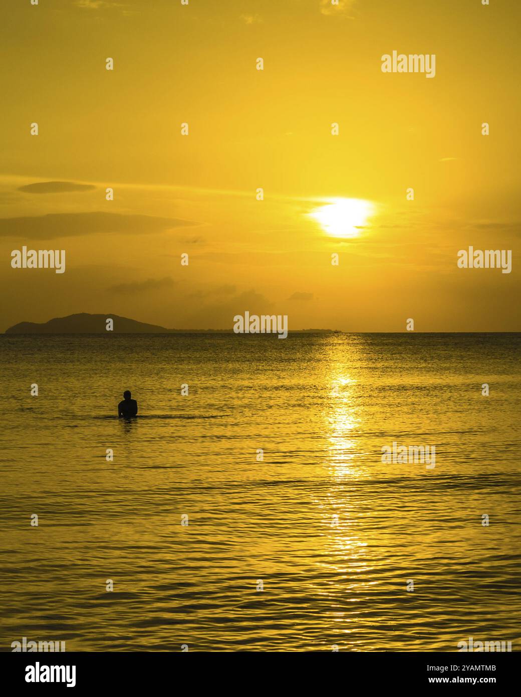 Amazing sunset view on South China sea from Sanya bay at Sanya, Hainan ...