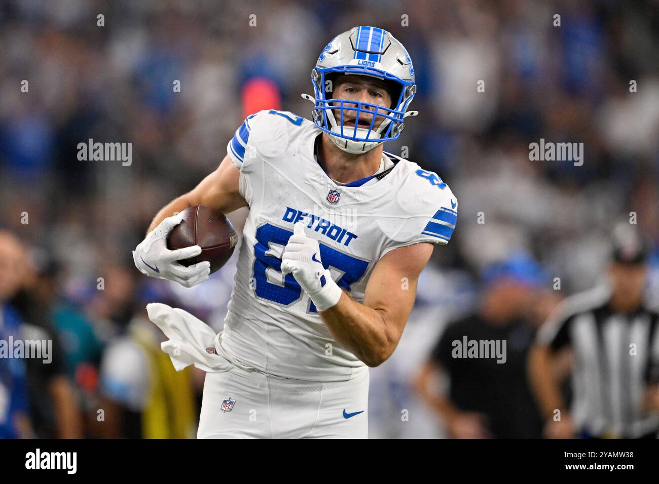 Detroit Lions tight end Sam LaPorta (87) catches a pass and runs for a ...