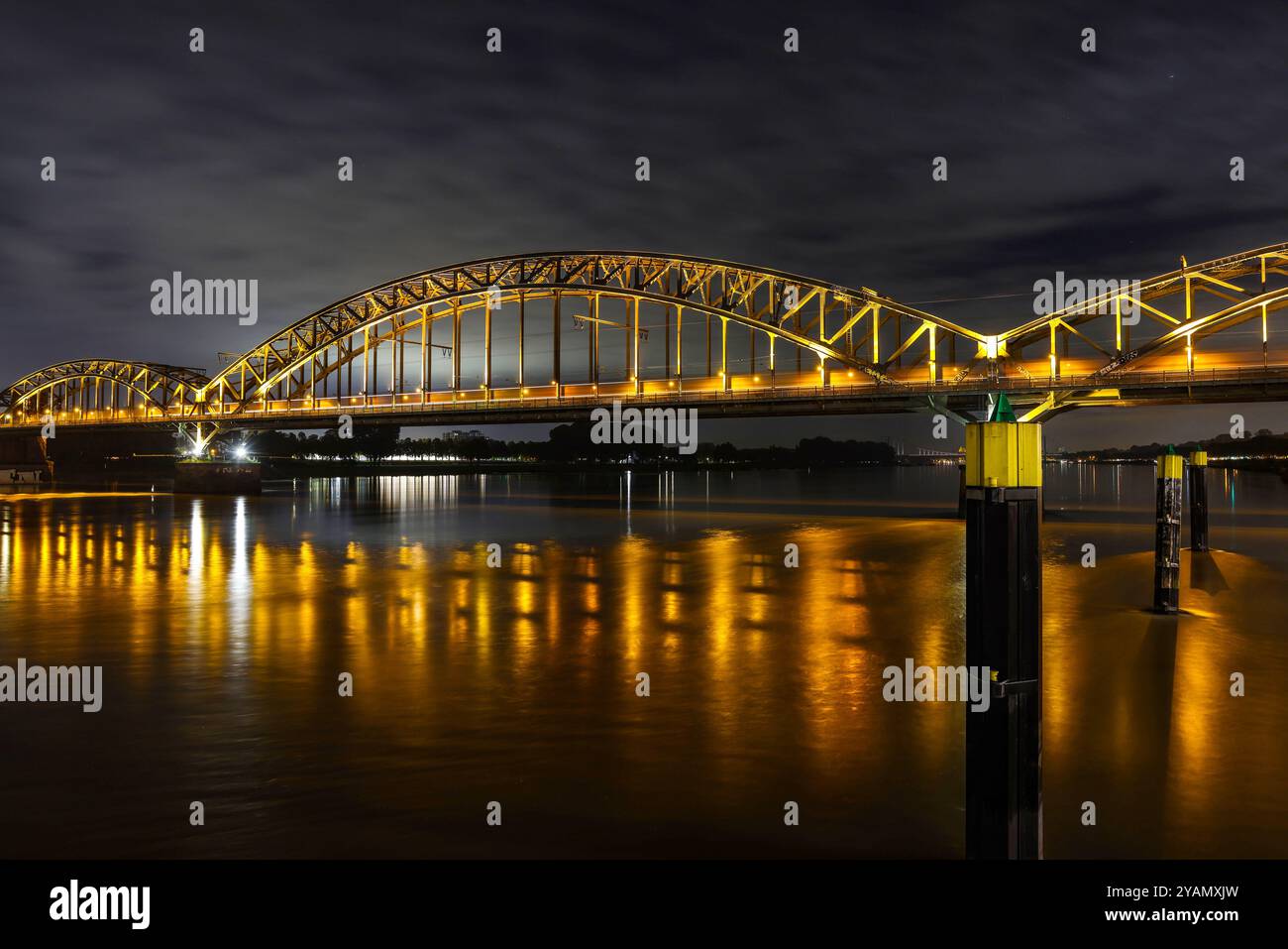 Cologne, Germany. 15th Oct, 2024. The Rhine flows through Cologne at ...