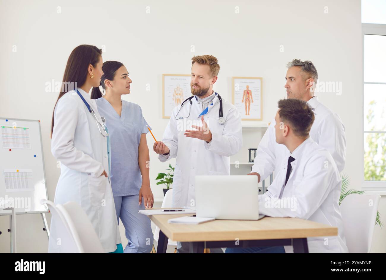 Medical doctor leading team meeting hi-res stock photography and images ...