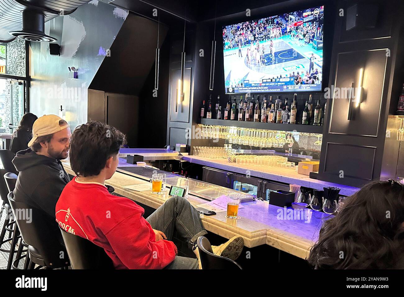 Customers at Signature Bar & Restaurant in Chicago’s South Loop ...