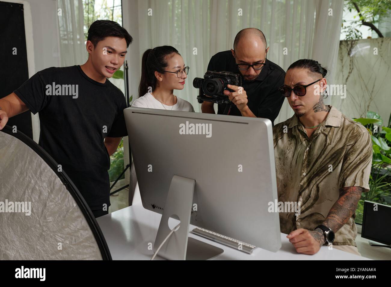 Woman shooting computer monitor hi-res stock photography and images - Alamy