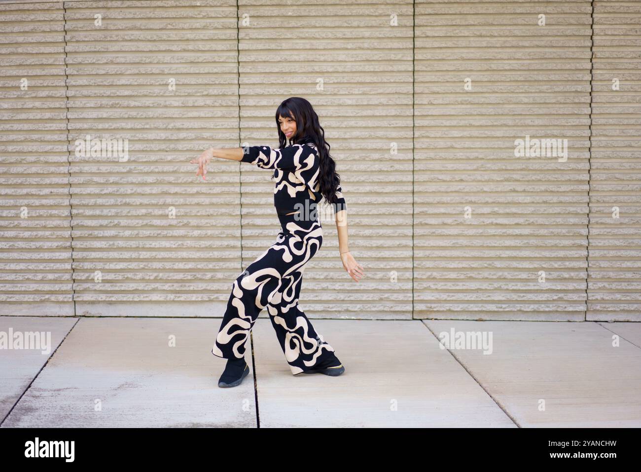 Artist performing a modern dance in the city Stock Photo - Alamy
