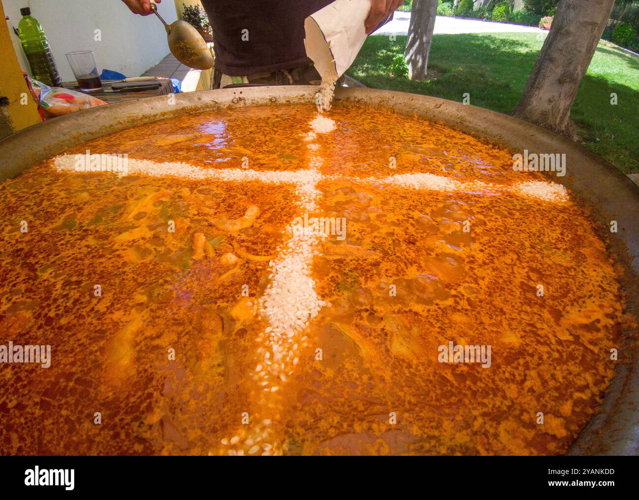 Preparation spanish paella recipe hi-res stock photography and images ...