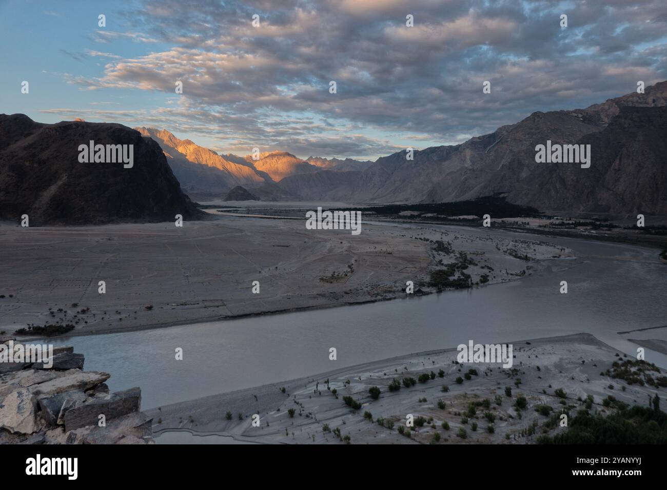 Sunset over the Sarfaranga Cold Desert and Indus River, Skardu ...