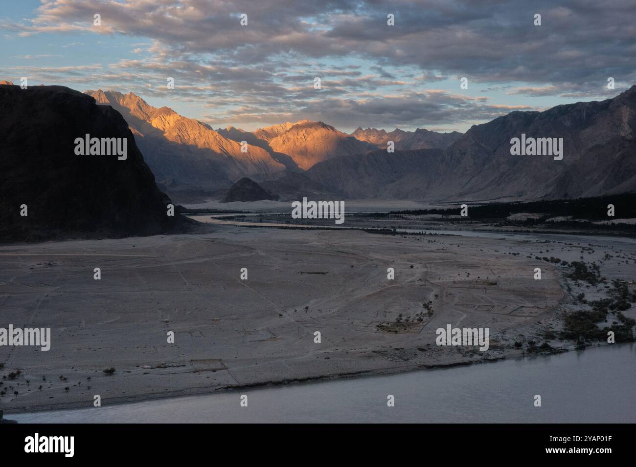 Sunset over the Sarfaranga Cold Desert and Indus River, Skardu ...