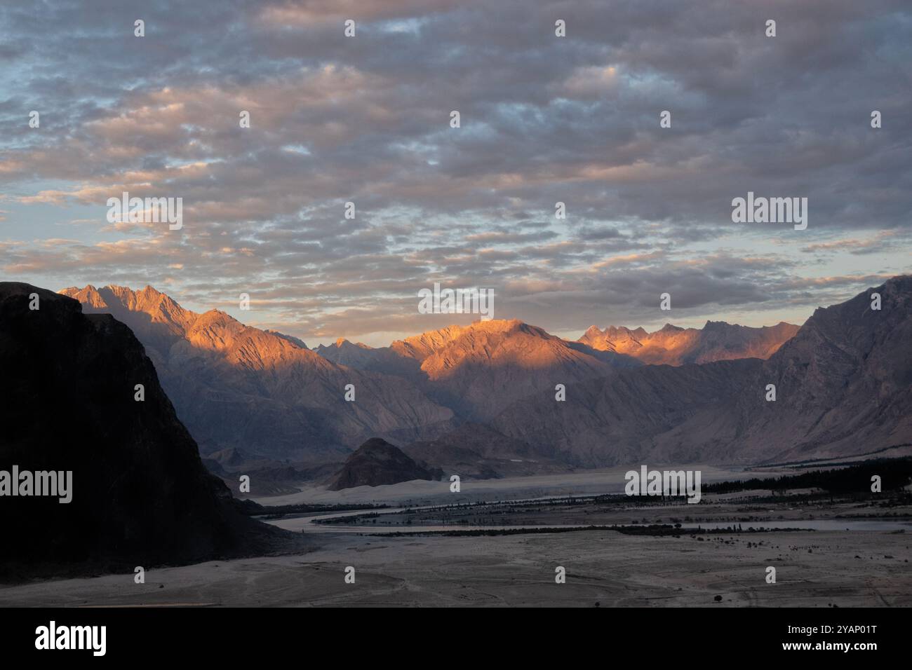 Sunset over the Sarfaranga Cold Desert and Indus River, Skardu ...