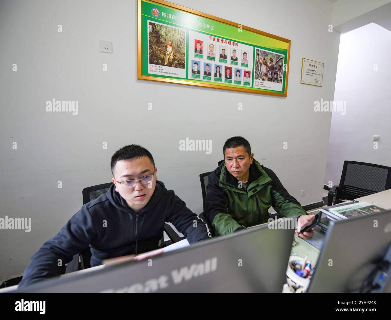 (241015) -- JIUZHAIGOU, Oct. 15, 2024 (Xinhua) -- Tang Yulin (R) and Liu Xin, a graduate student ...