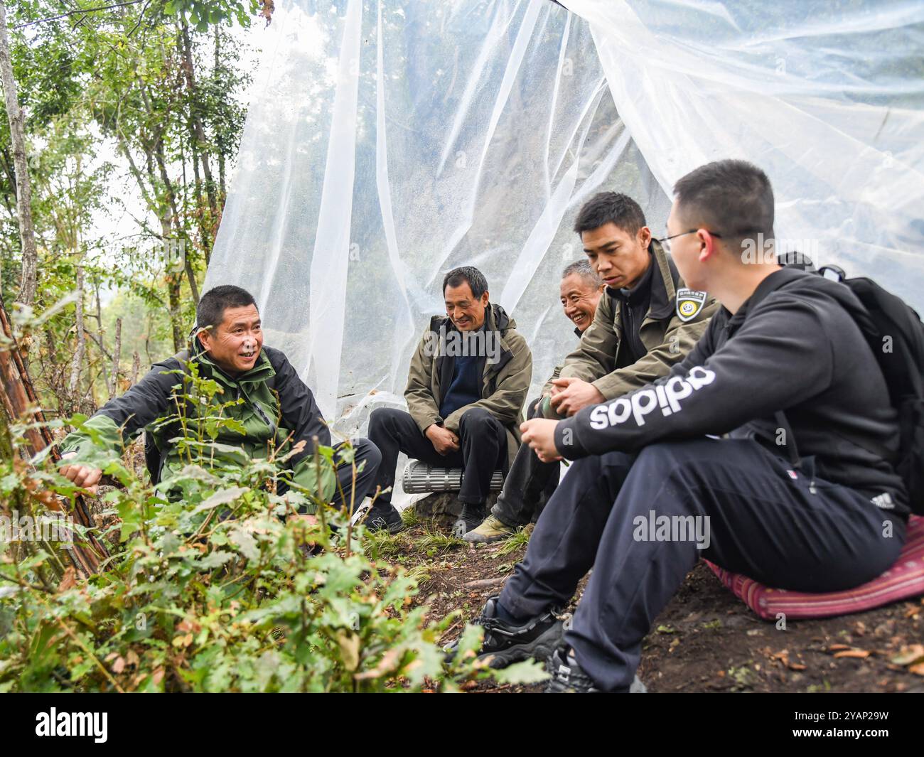 (241015) -- JIUZHAIGOU, Oct. 15, 2024 (Xinhua) -- Tang Yulin (1st L ...