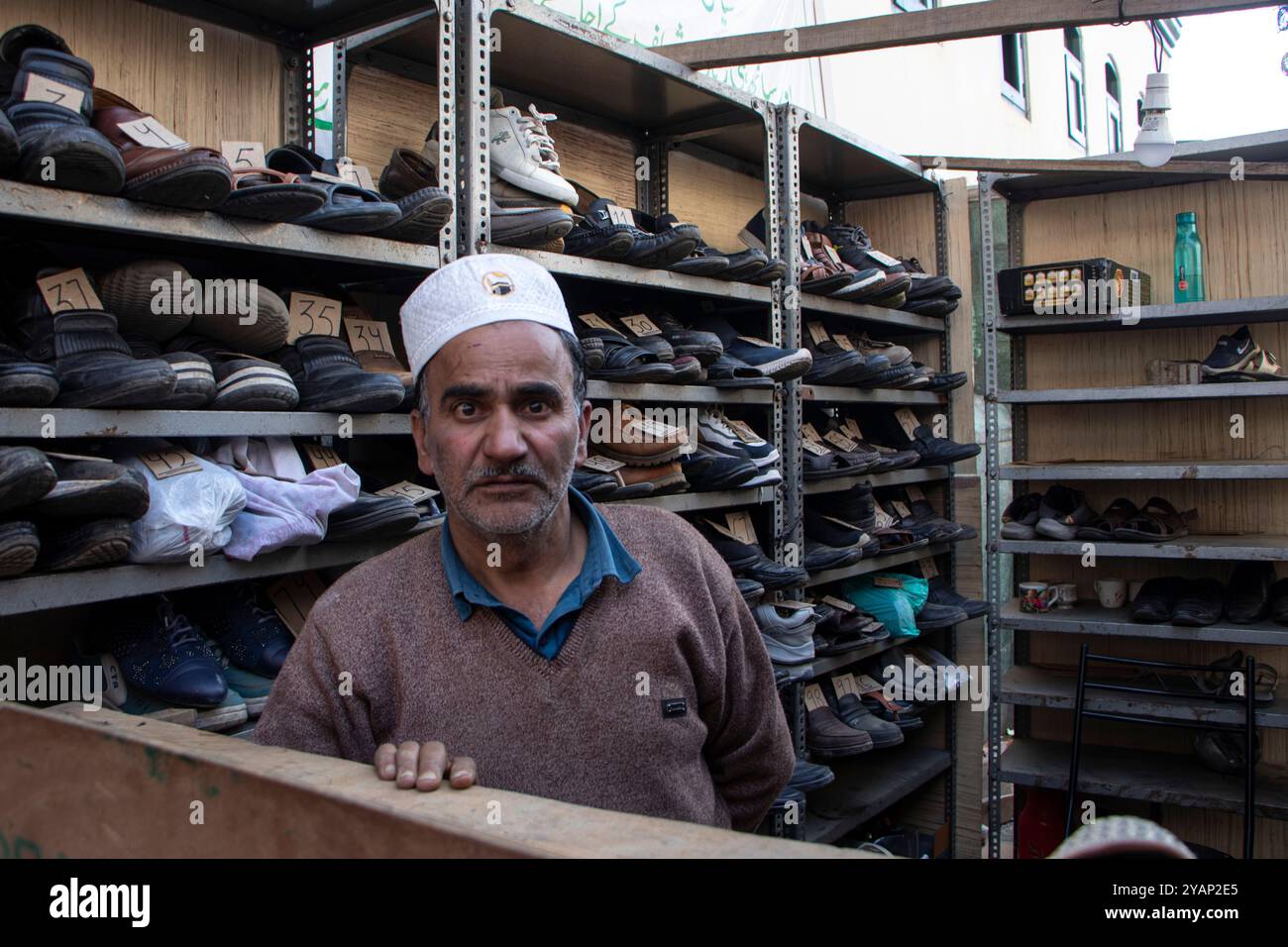 Kashmiri merchant hi-res stock photography and images - Alamy