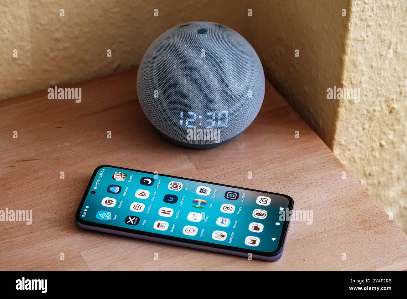 Sprachsteuerung smartphone hi-res stock photography and images - Alamy