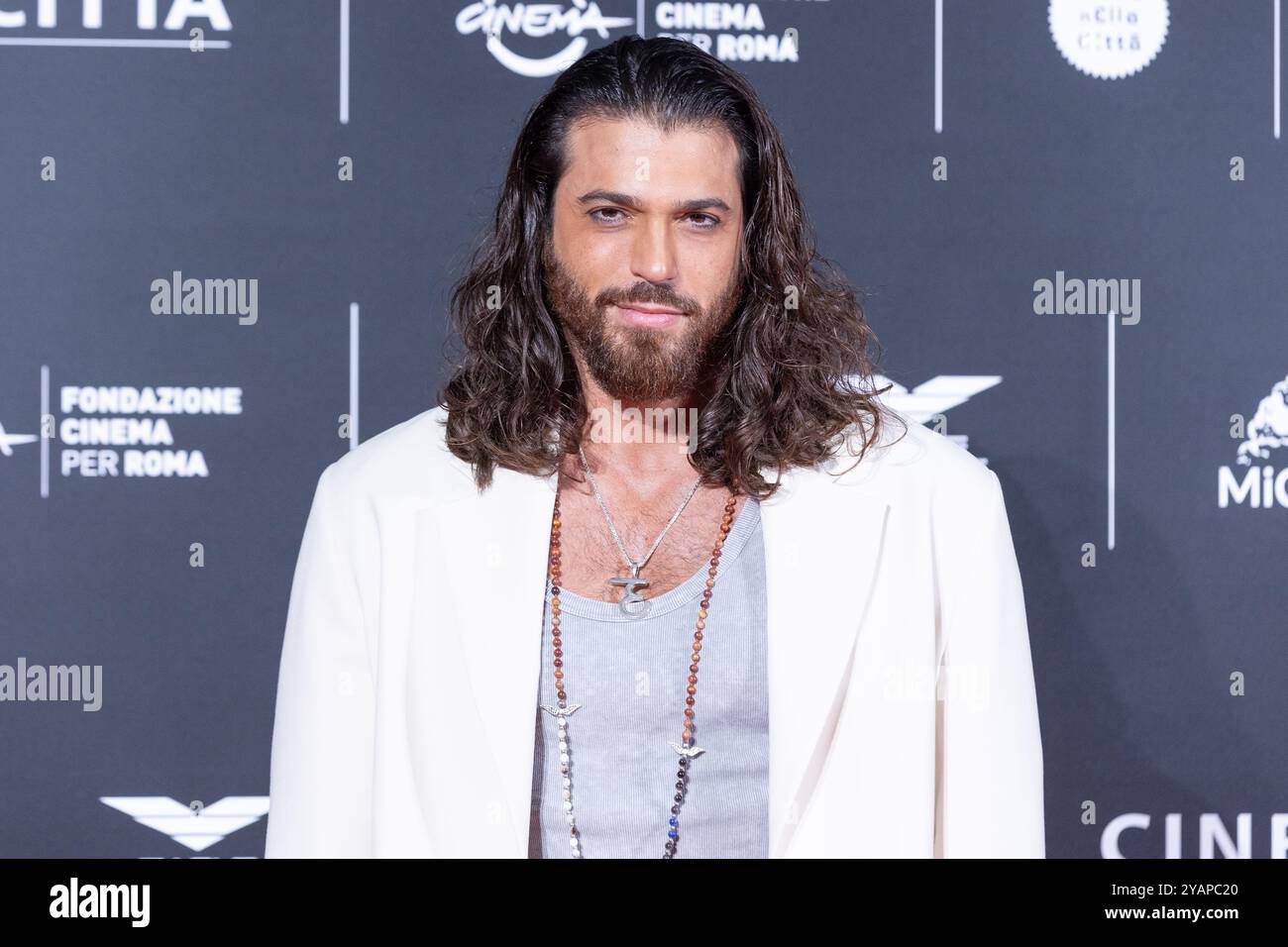 Can yaman red carpet hi-res stock photography and images - Alamy