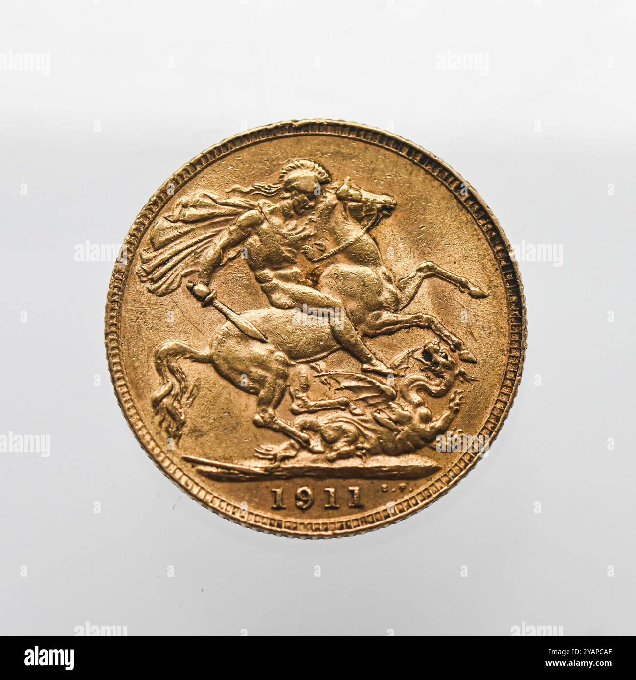 A single gold sovereign Stock Photo - Alamy