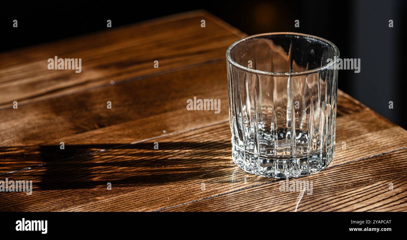 Pub glass empty table hi-res stock photography and images - Alamy