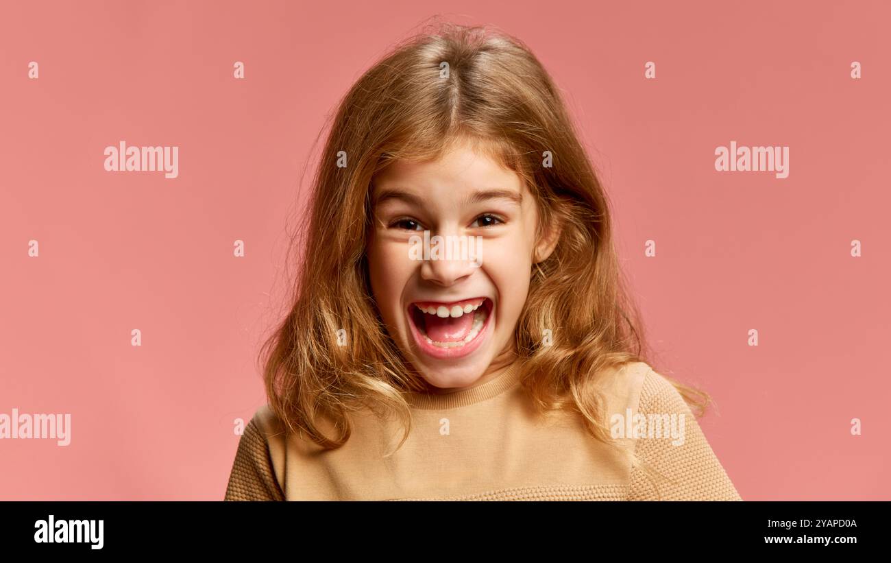 Little girl screaming, face lights up with pure joy, mouth wide open in ...