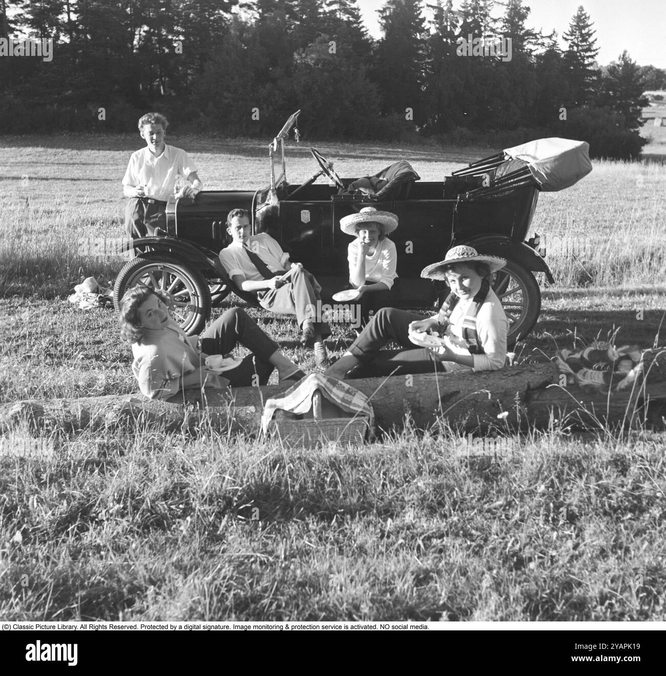 Ragnar Fors with friends at his 1919 model T-Ford on a road trip ...