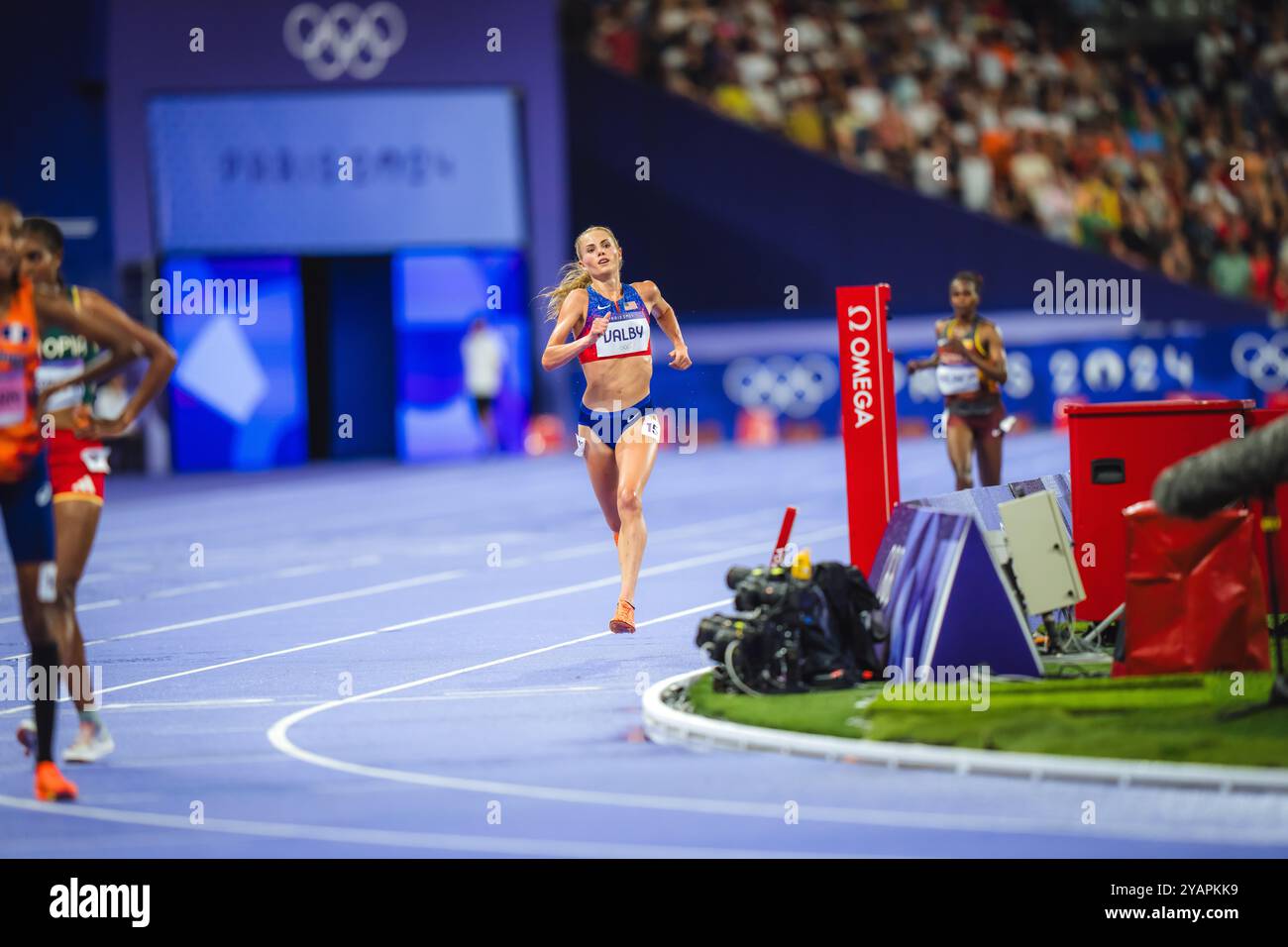Parker Valby participating in the 10.000 meters at the Paris 2024 ...