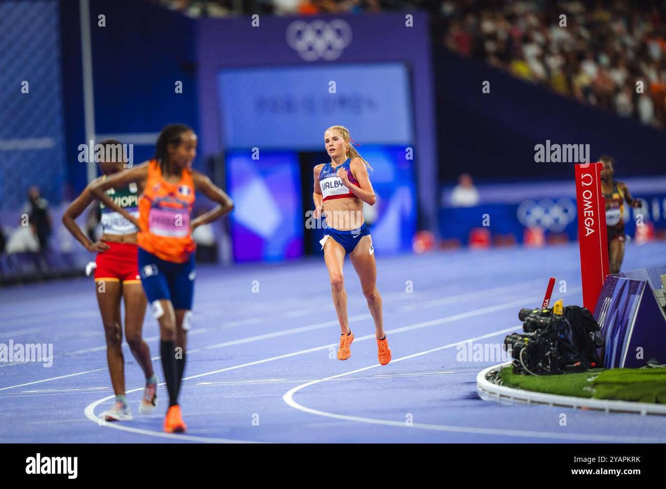 Parker Valby participating in the 10.000 meters at the Paris 2024 ...