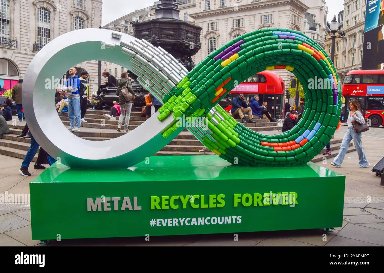 London, UK. 15th October 2024. An 'infinity' sculpture in Piccadilly ...