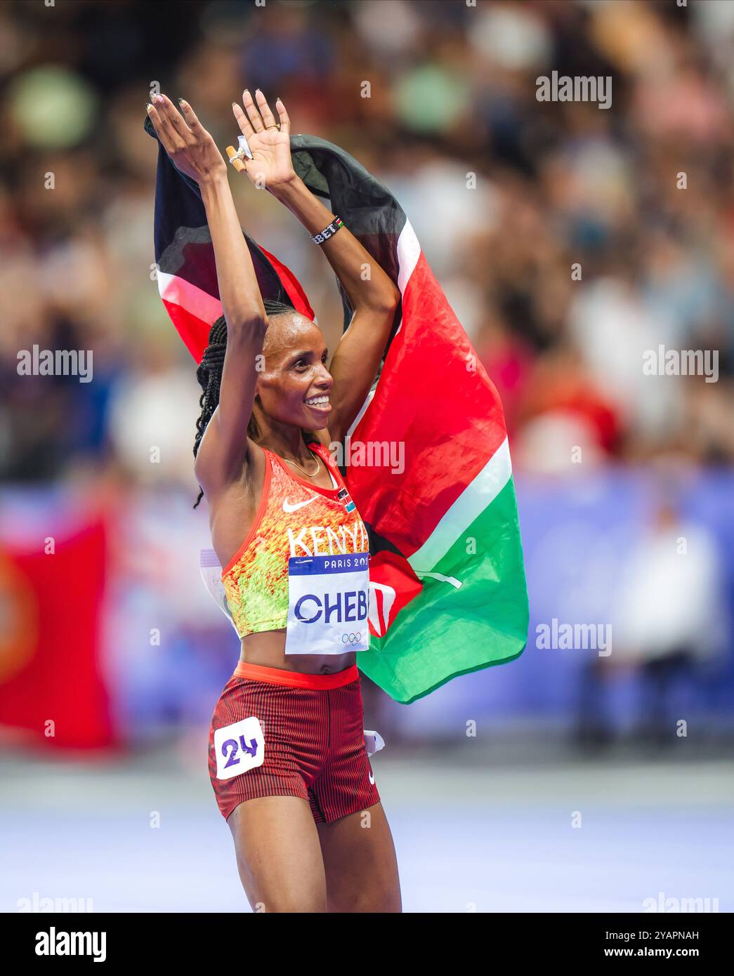 Beatrice Chebet celebrating her victory with her country's flag in the ...