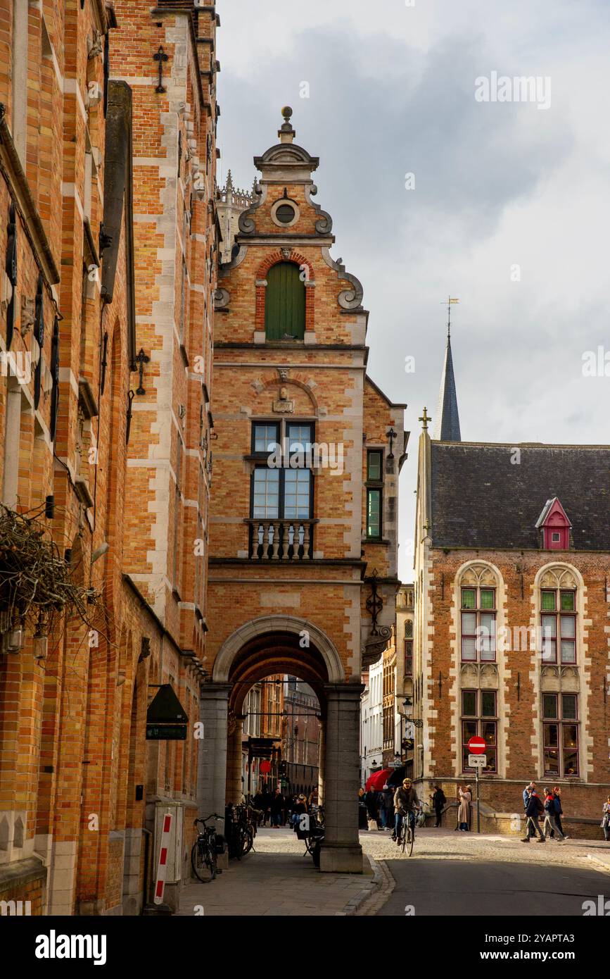 Trefoil gothic window hi-res stock photography and images - Alamy