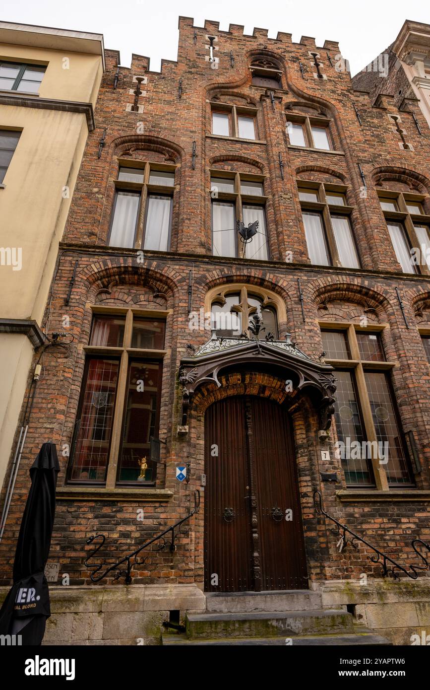 Building with crenellated roof hi-res stock photography and images - Alamy