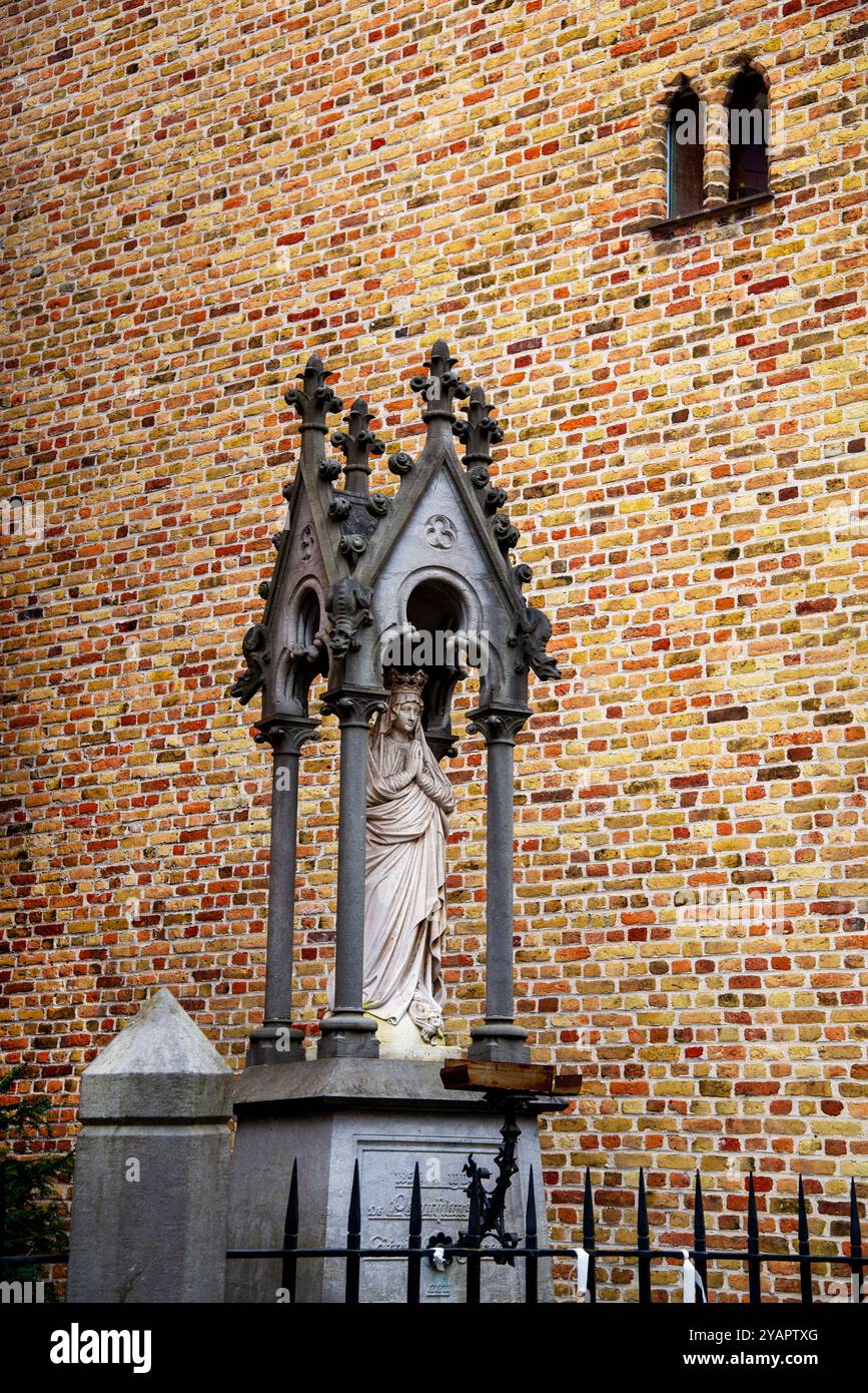 Gothic statue canopy hi-res stock photography and images - Alamy