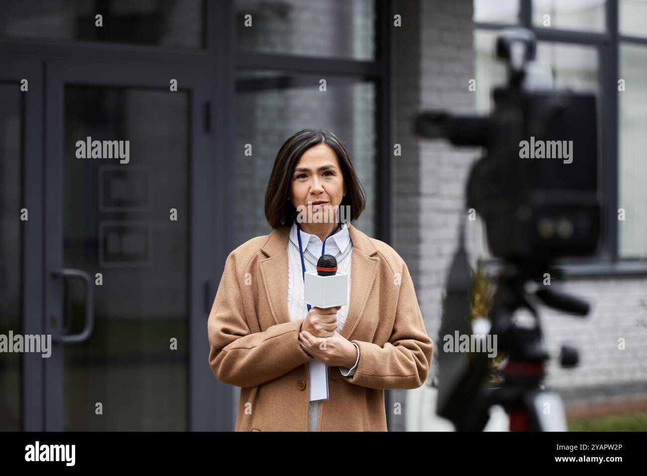 News outside woman in background hi-res stock photography and images ...