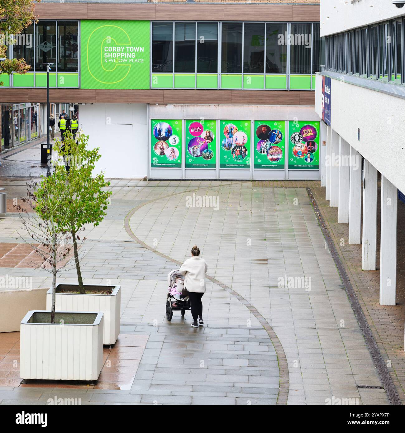 Queen's Square, a pedestrianised shopping Centre, Corby, England Stock ...