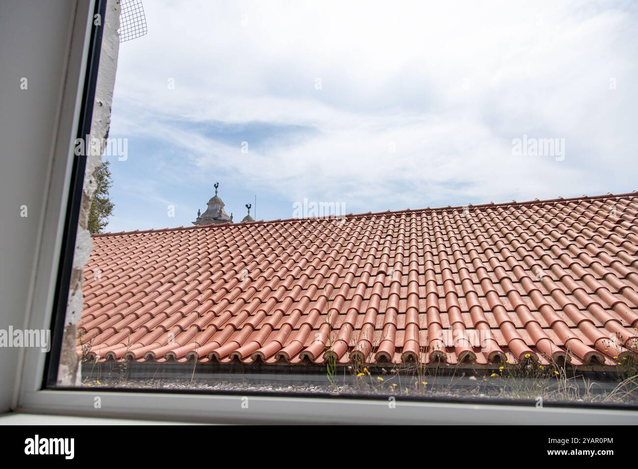 Red clay tile roof hi-res stock photography and images - Alamy