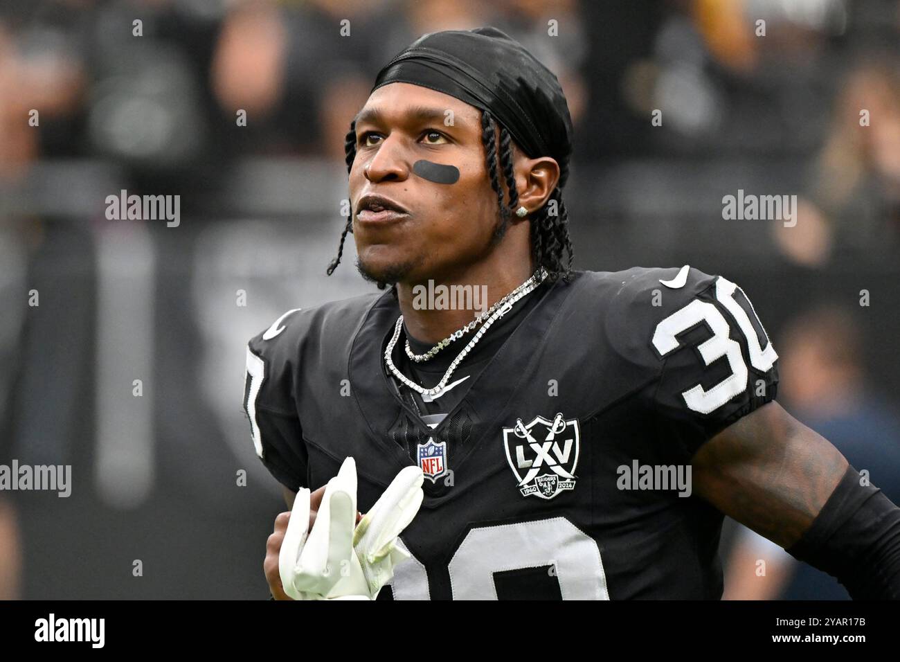Las Vegas Raiders cornerback Darnay Holmes jogs on the field during an ...