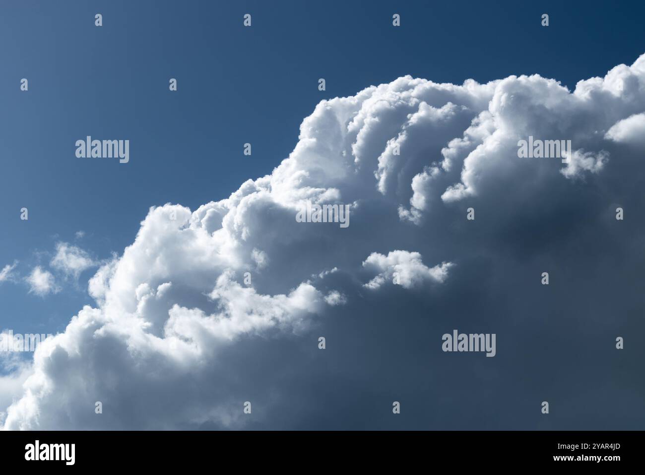 Sunlit cloud in sky, layers of rim light Stock Photo - Alamy
