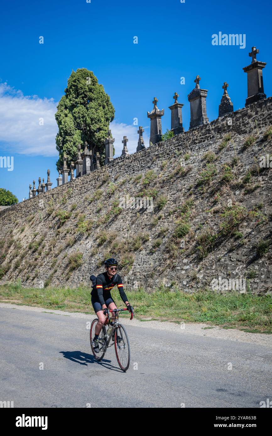 Wall around cemetery hi-res stock photography and images - Alamy