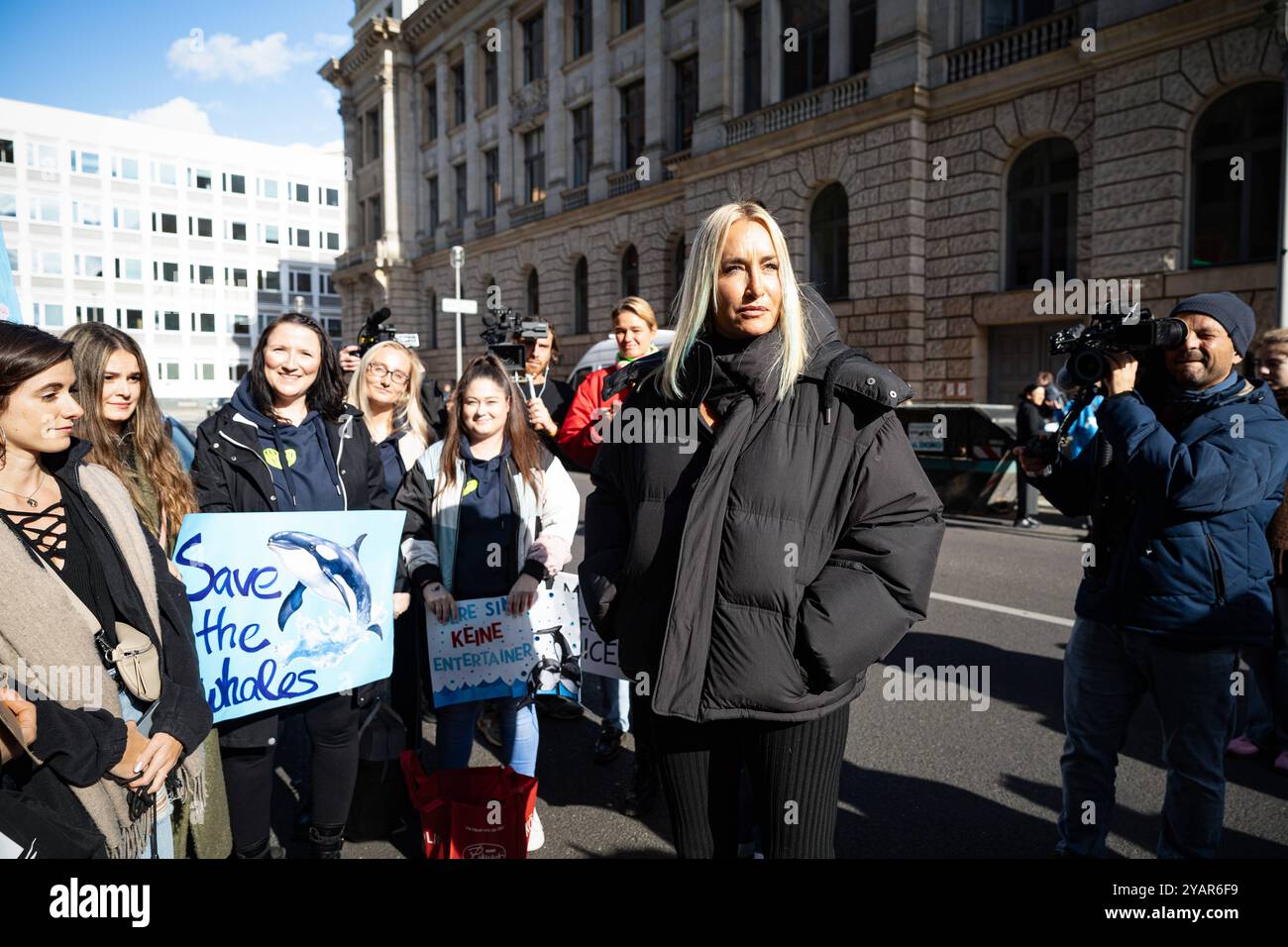 Sängerin Sarah Connor legt sich in ein Mini-Aquarium und protestiert ...
