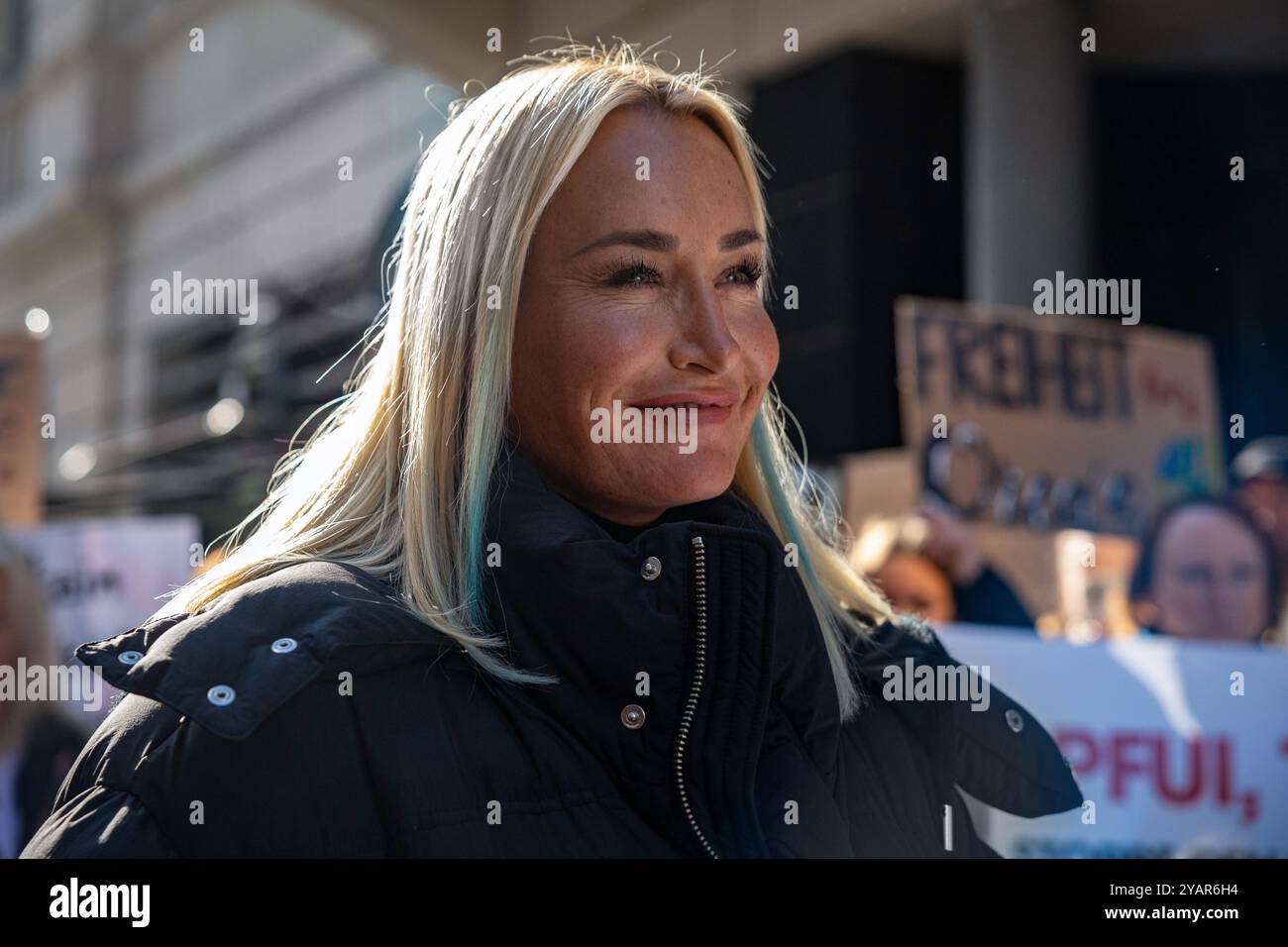 Sängerin Sarah Connor legt sich in ein Mini-Aquarium und protestiert ...