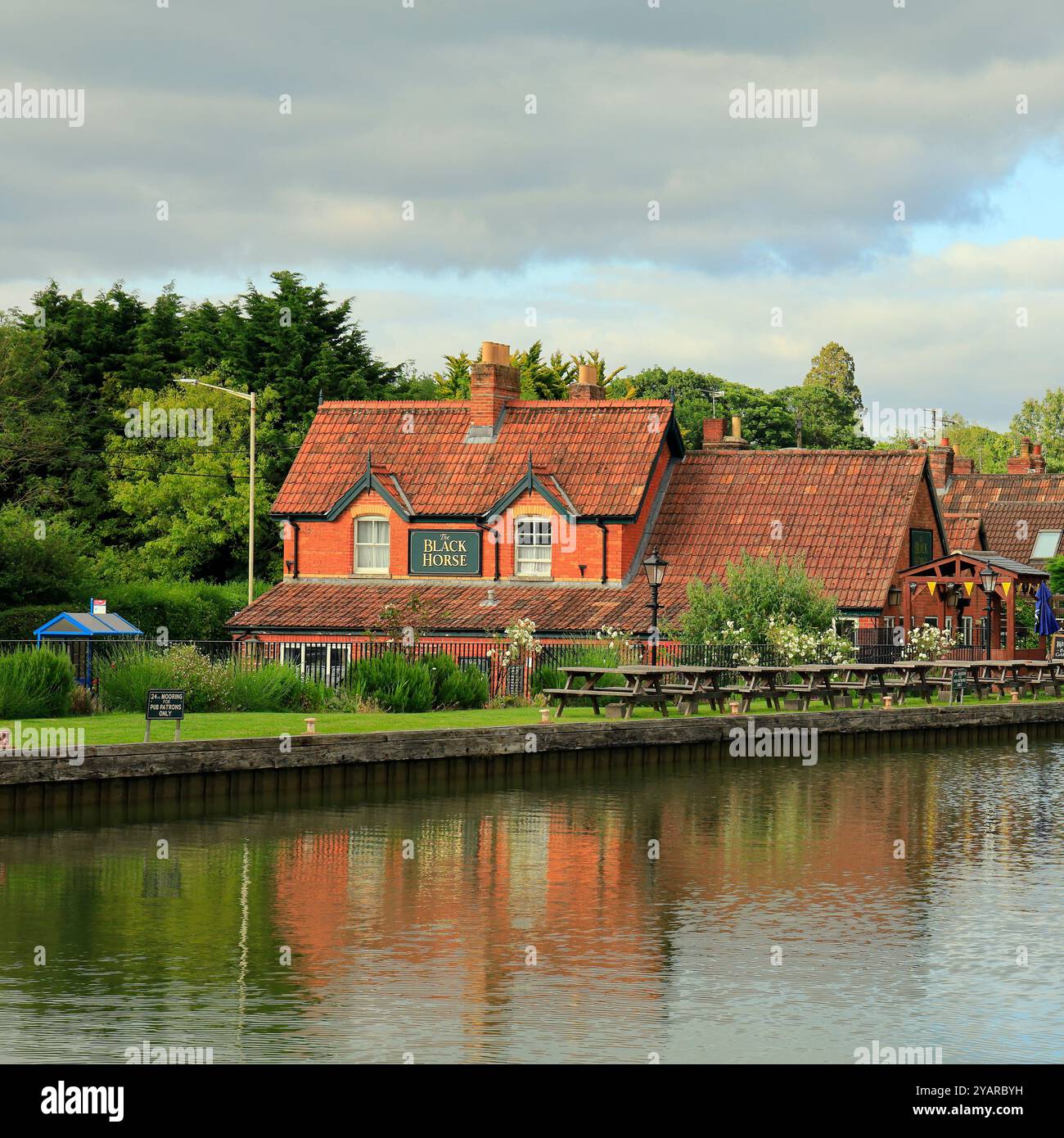 The Black Horse Inn, on the Kennet and Avon canal at Devizes, Wiltshire ...