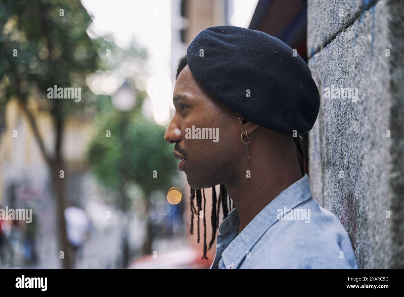 African guy looking sideways hi-res stock photography and images - Alamy