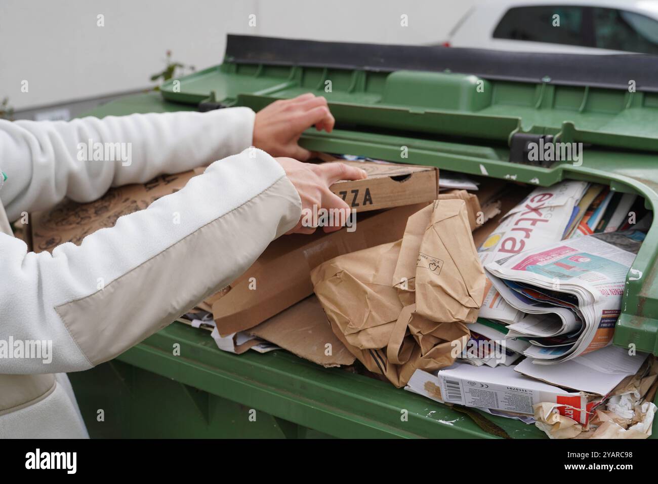 Karton zum recycling hi-res stock photography and images - Alamy