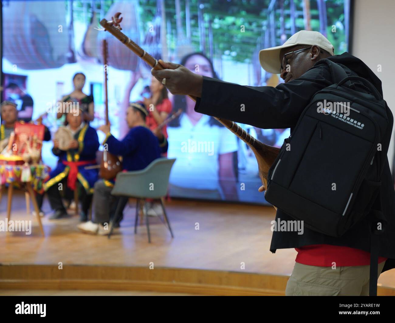 (241015) -- URUMQI, Oct. 15, 2024 (Xinhua) -- An attendee of the 6th ...