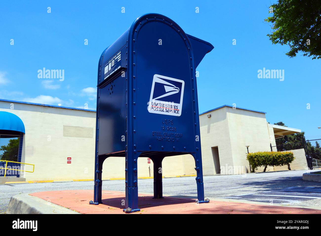 Us postal service collection box hi-res stock photography and images ...